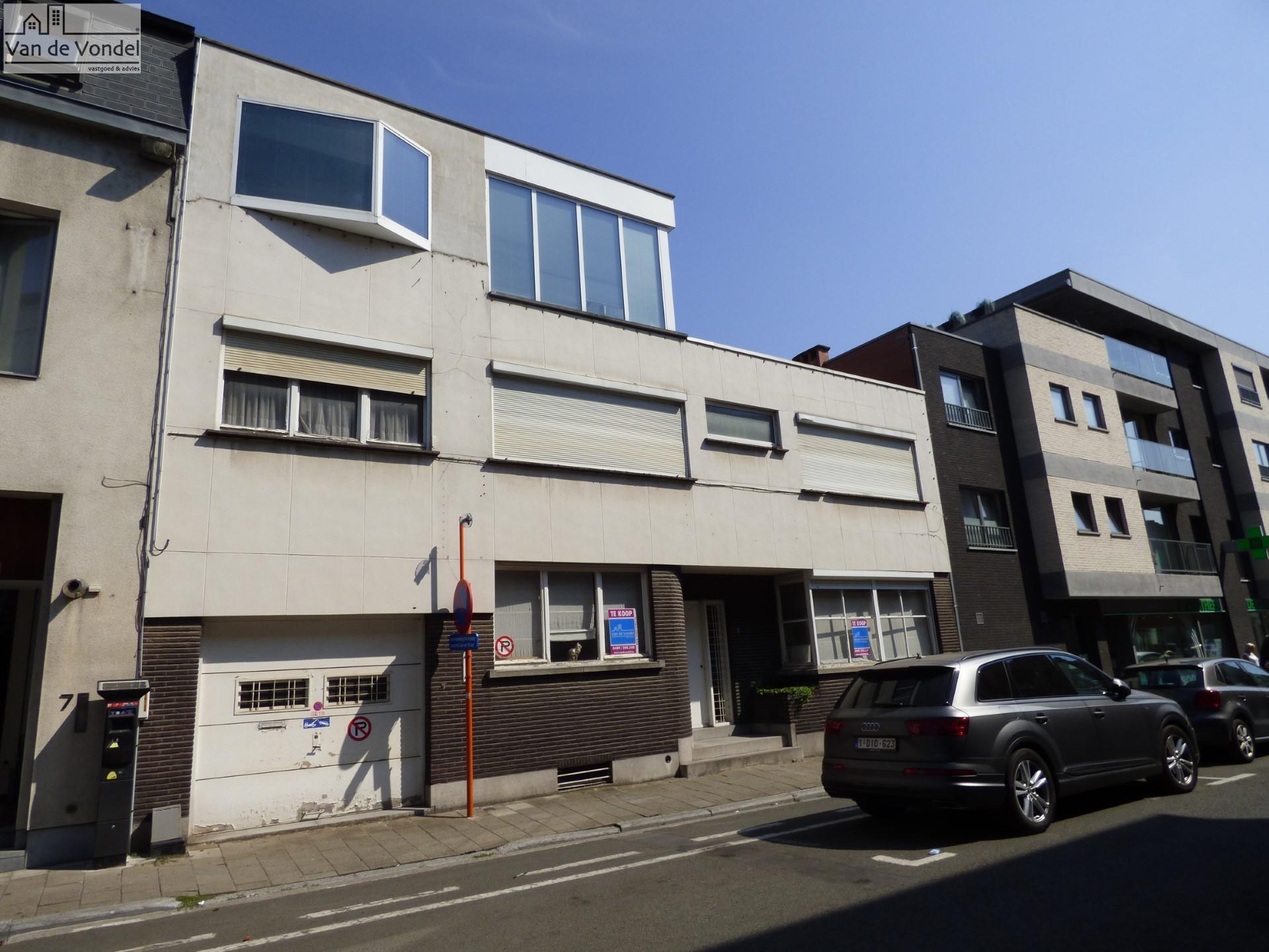Ruime karaktervolle stadswoning met terras en garage in centrum Aalst ...