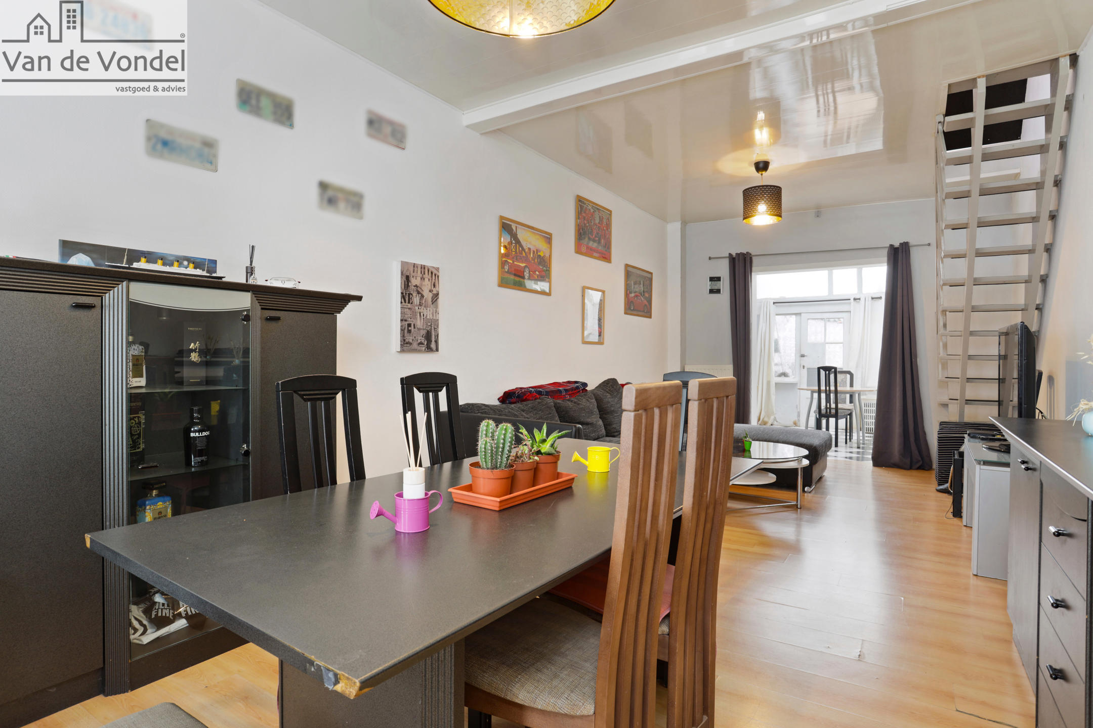 Woning met stadskoer te Aalst centrum. - Van de Vondel